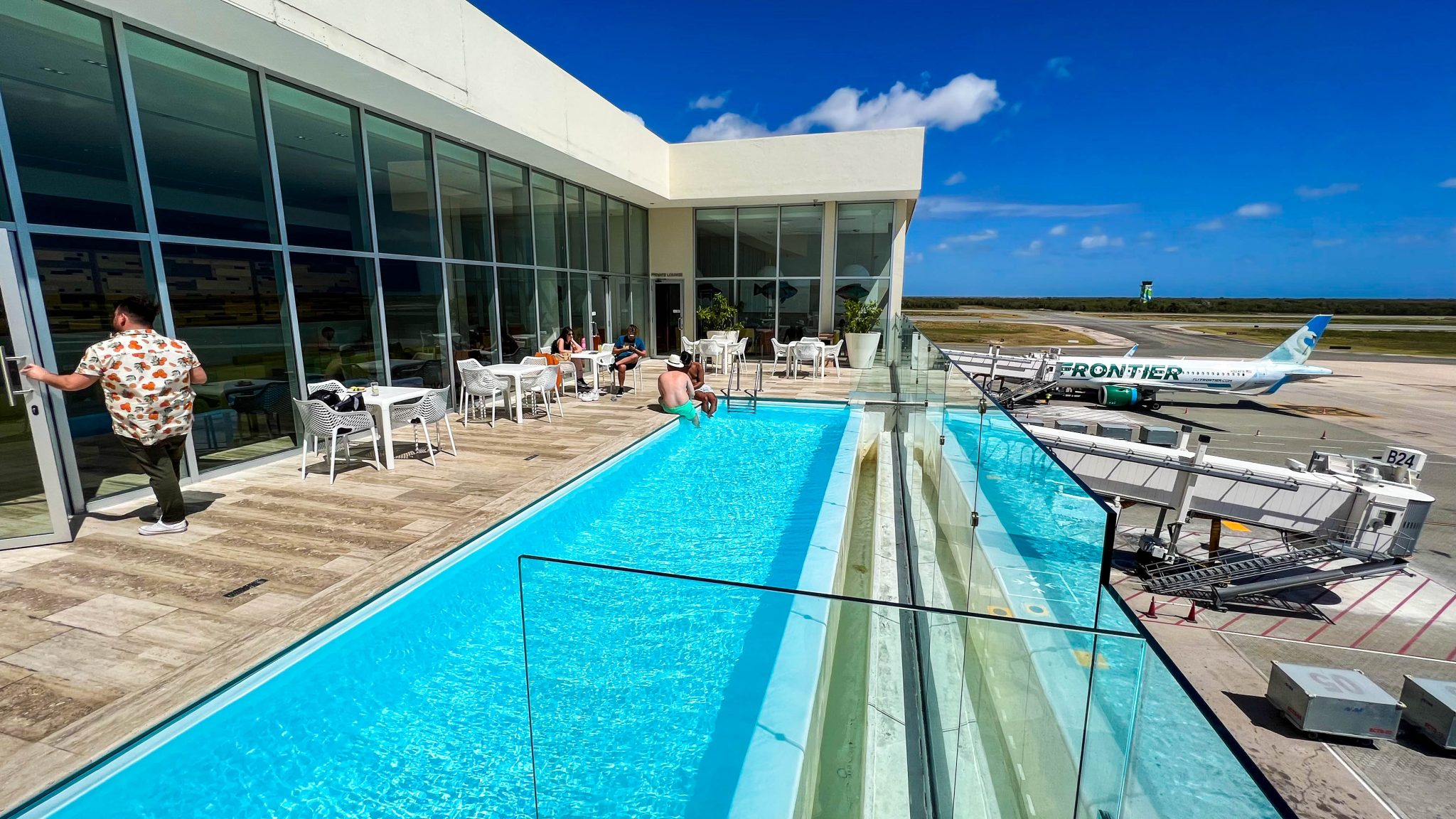 VIP Lounge | Aeroporto de Punta Cana (PUJ) | Sala VIP com piscina ...