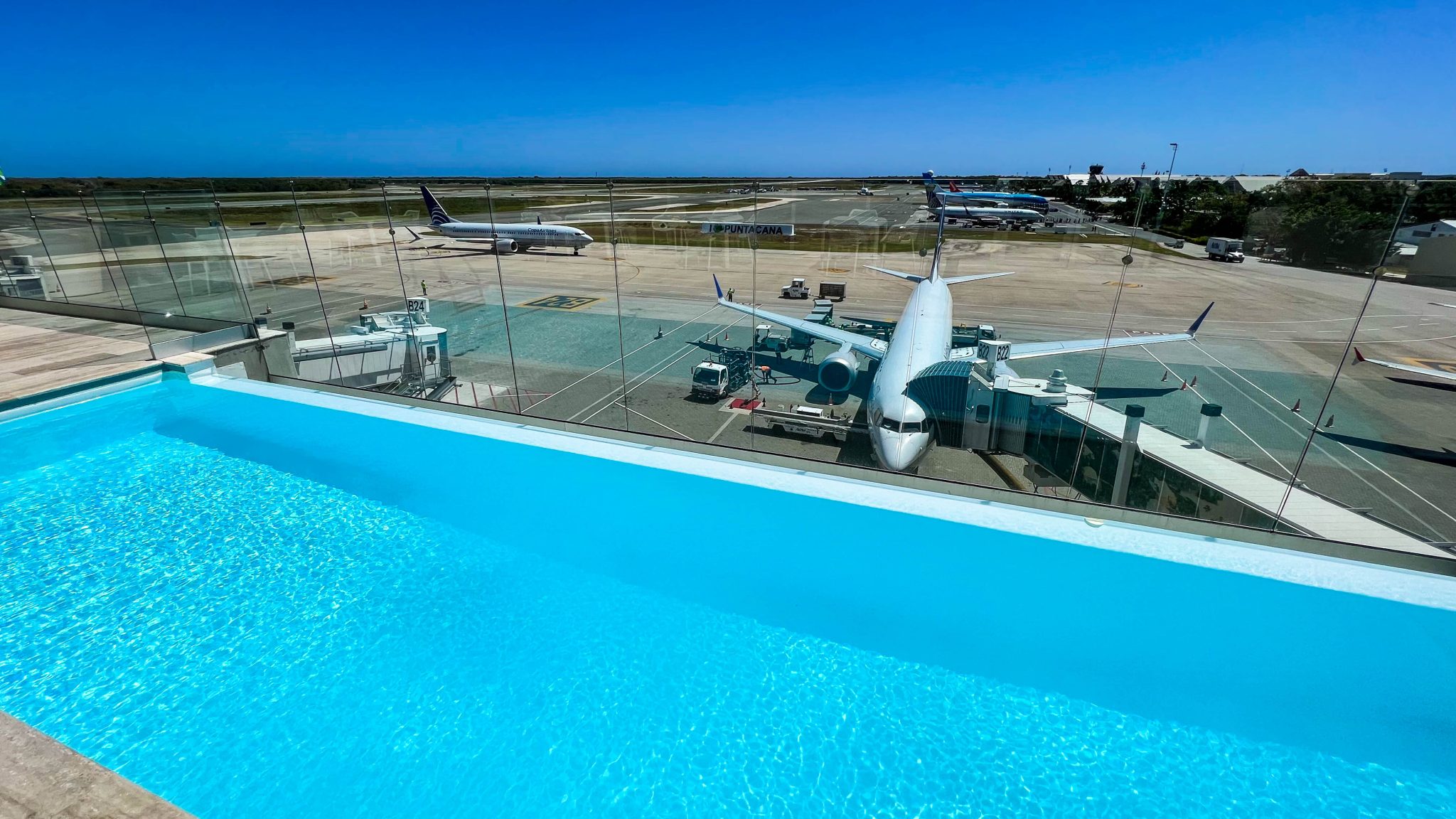 VIP Lounge | Aeroporto de Punta Cana (PUJ) | Sala VIP com piscina ...