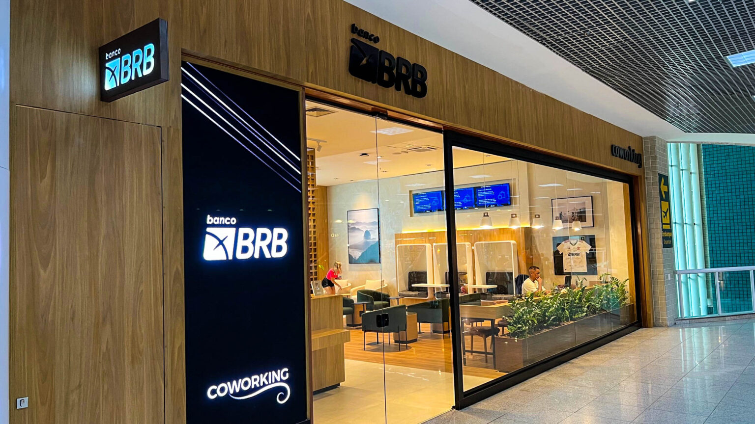 BRB Coworking (área pública) no Aeroporto Santos Dumont (SDU) | Cartões ...