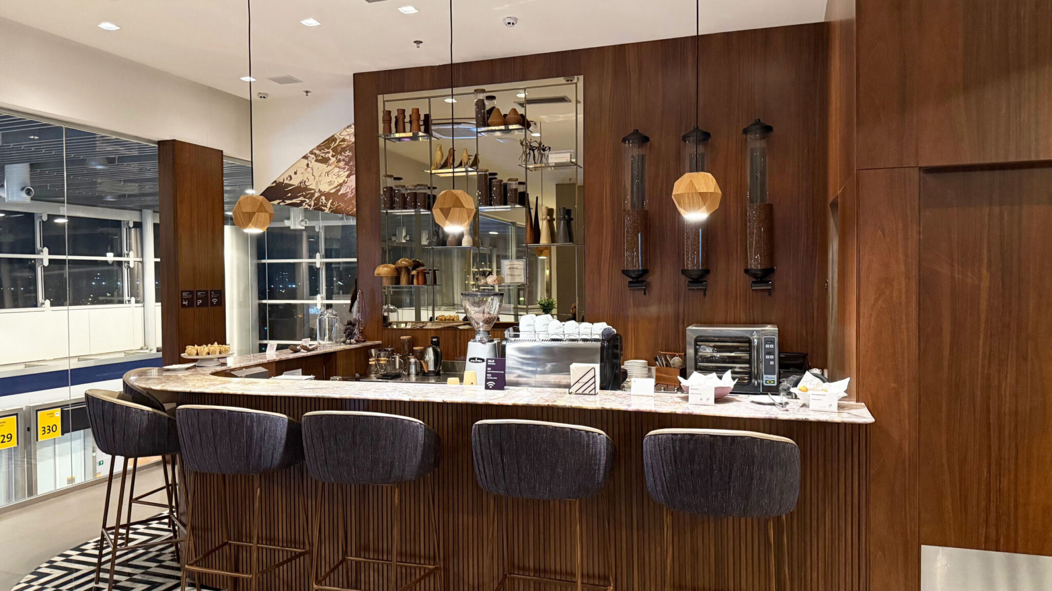 Nubank Ultravioleta Lounge no Aeroporto de Guarulhos | Cartões, Milhas ...