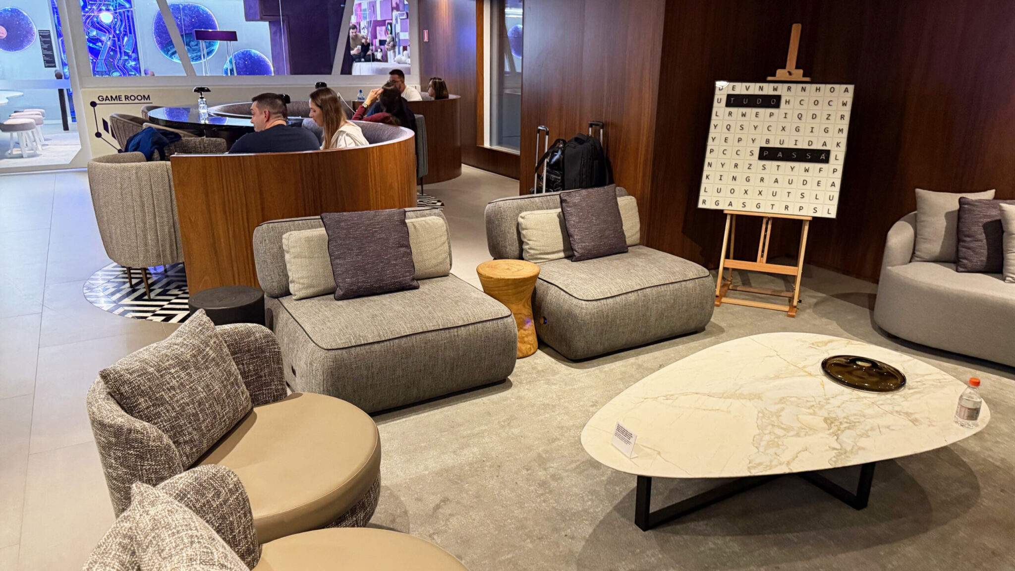 Nubank Ultravioleta Lounge no Aeroporto de Guarulhos | Cartões, Milhas ...